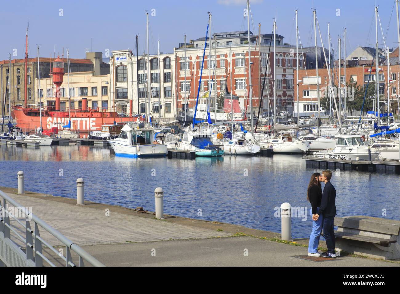 France, Nord, Dunkirk, Bassin du Commerce, lovers in front of the ...