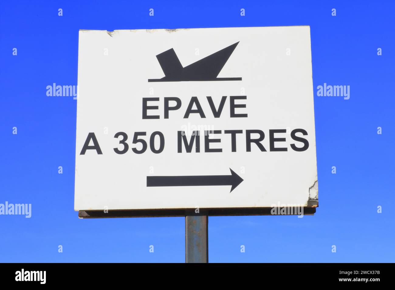 France, Nord, Dunkirk, Bray-Dunes, beach, signpost for the wreck of a ...