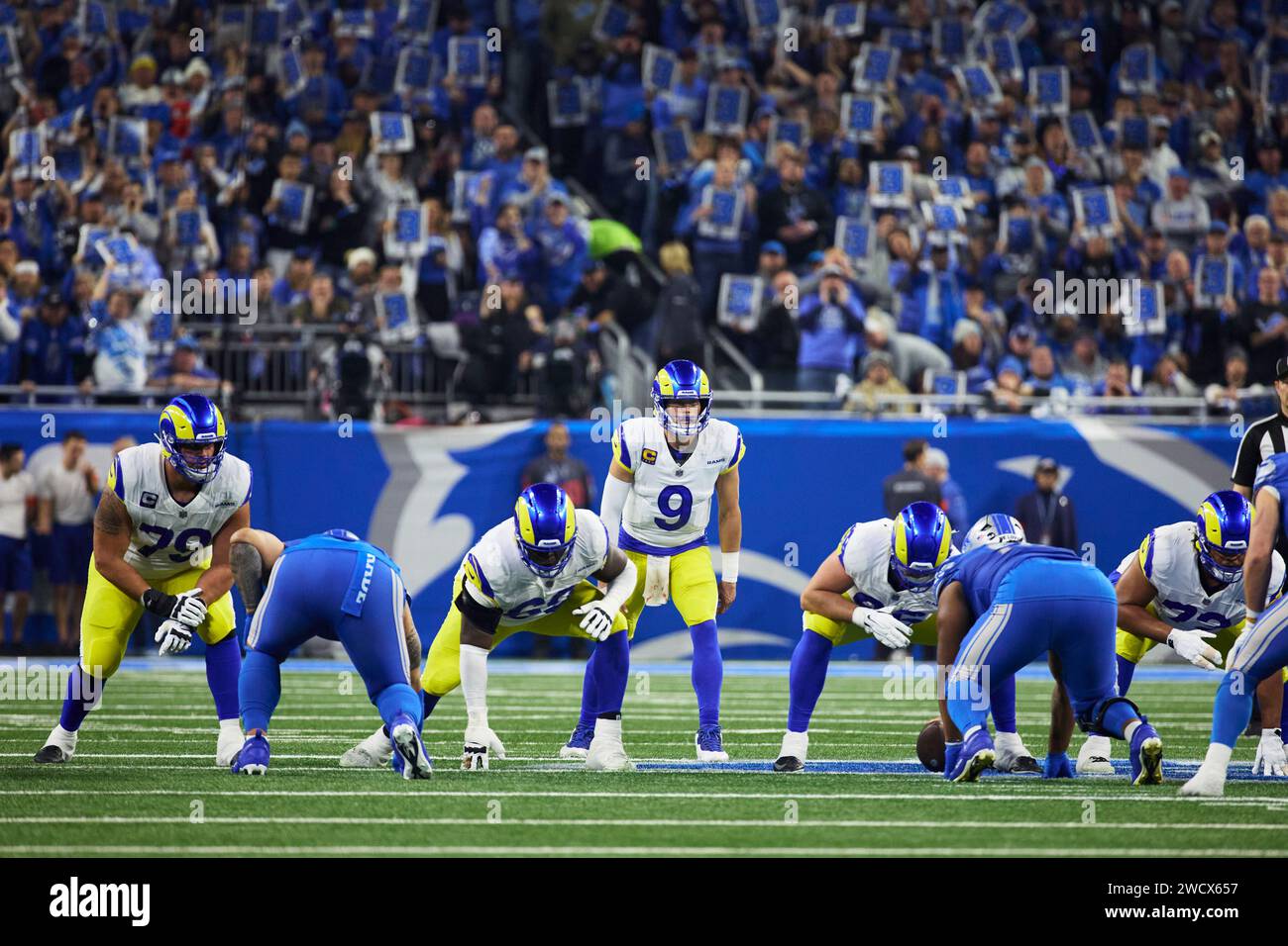 Los Angeles Rams quarterback Matthew Stafford (9) gets set to run a ...