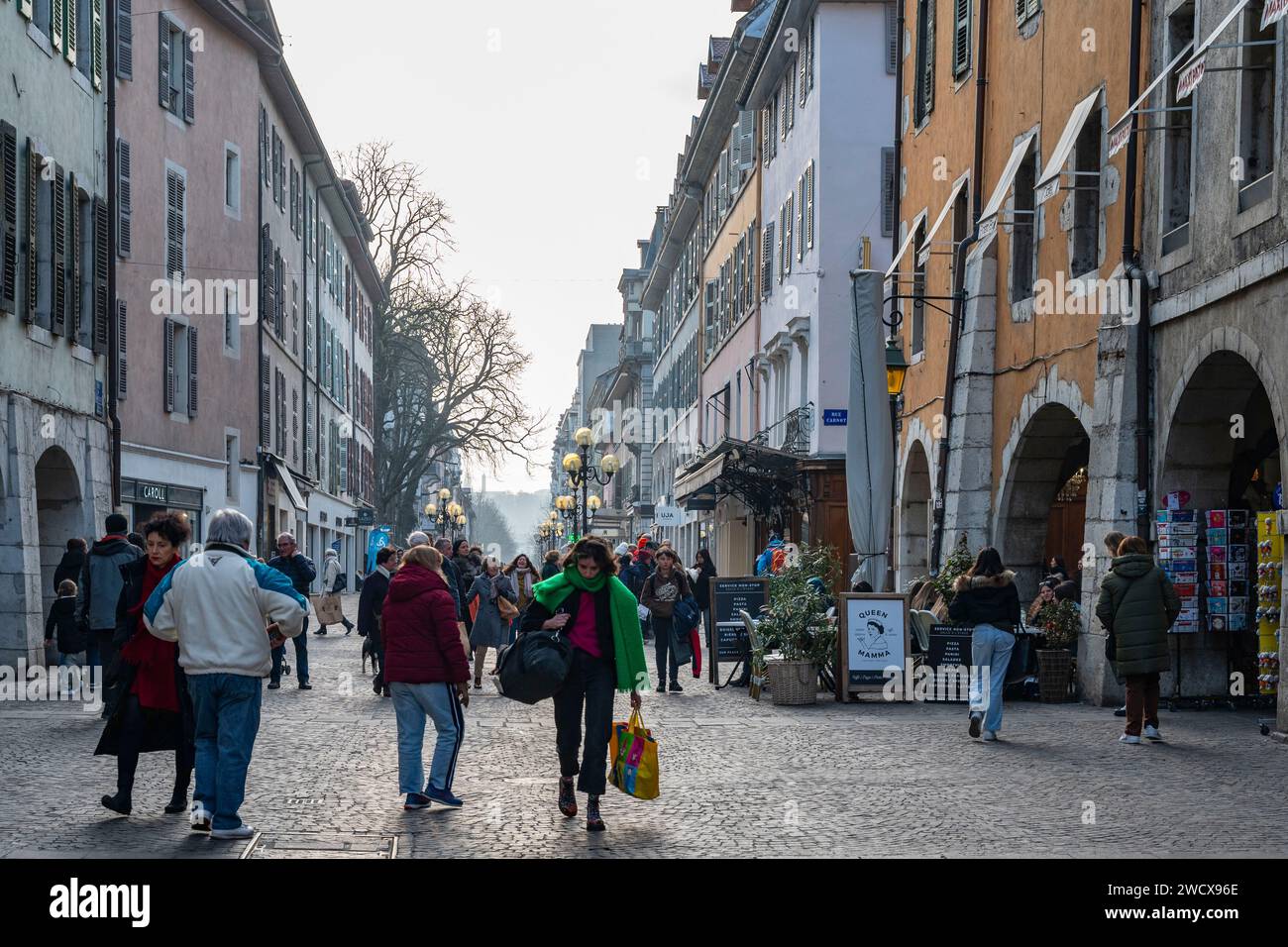 France, Haute Savoie, Annecy, the pedestrianized rue Royale is always ...