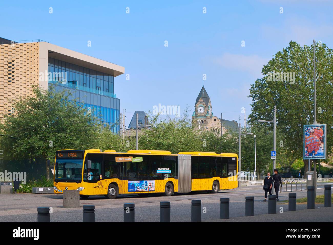 Le met bus hi-res stock photography and images - Alamy