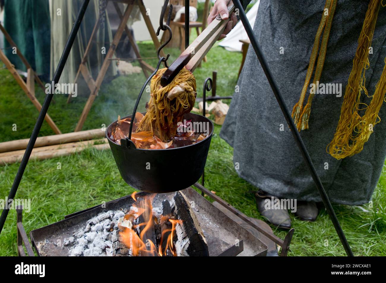 Open fire historic camp hi-res stock photography and images - Alamy