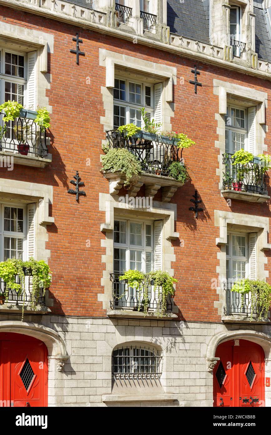 Red bricks building facade hi-res stock photography and images - Alamy