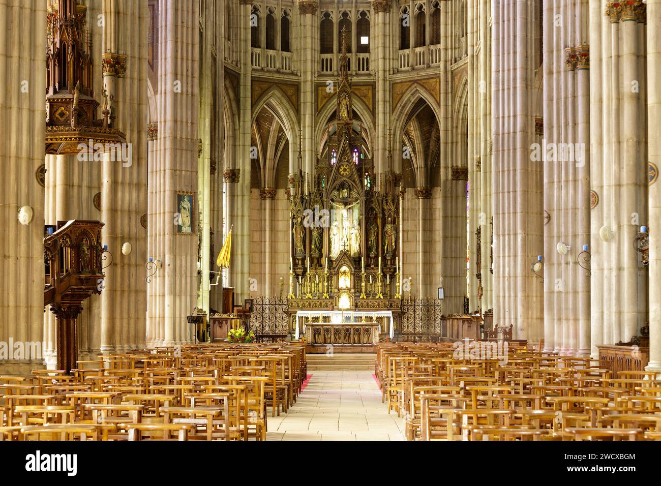 Nave pulpit choir basilica hi-res stock photography and images - Alamy