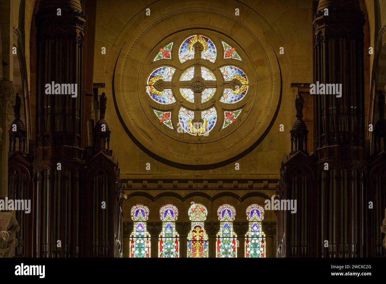 Romanesque rose window hi-res stock photography and images - Alamy