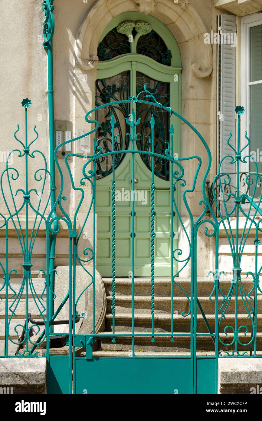 Iron fence in vertical hi-res stock photography and images - Alamy