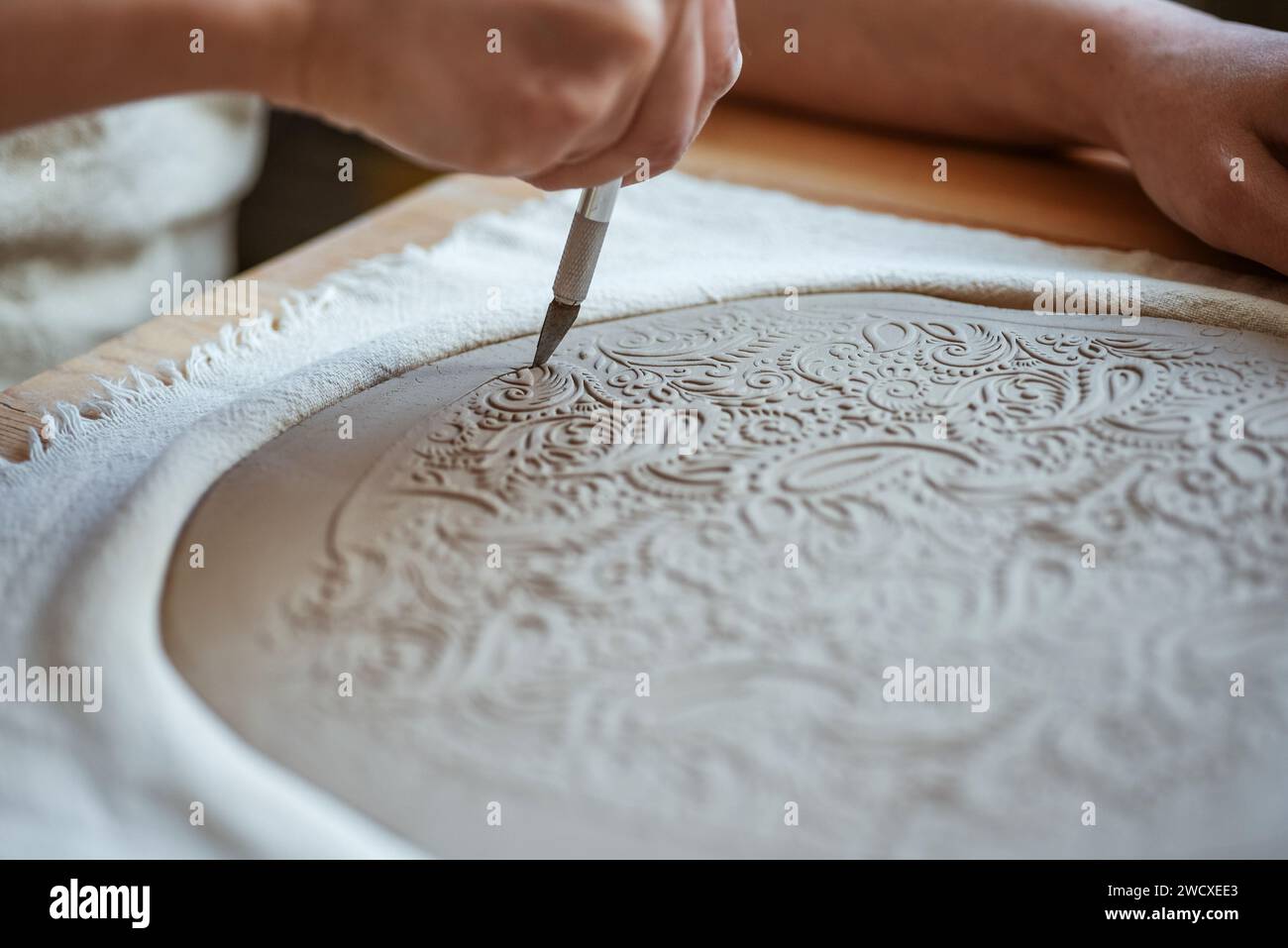 Potter is cutting out shape of plate from the clay Stock Photo - Alamy Potter is cutting out shape of plate from the clay Stock Photo - Alamy