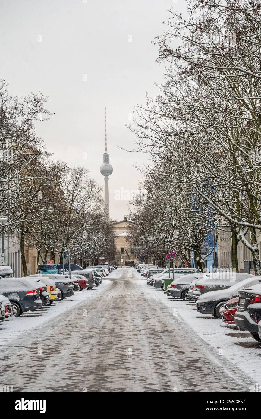 Winter in Berlin Frischer Schnee in Berlin Prenzlauer Berg. Blick auf ...