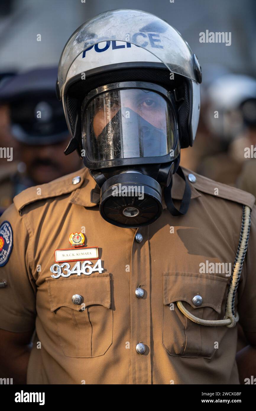 Colombo, Colombo, Sri Lanka. 17th Jan, 2024. A police officer wearing a ...