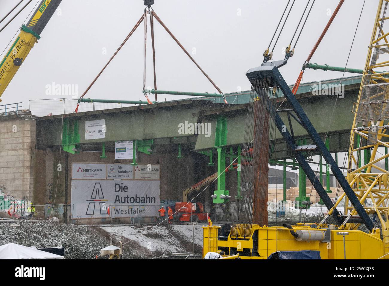 Zwei große Spezialkräne heben die 320 Tonnen schwere Brücke aus ihrer ...