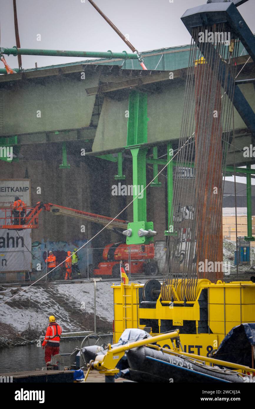 Zwei große Spezialkräne heben die 320 Tonnen schwere Brücke aus ihrer ...
