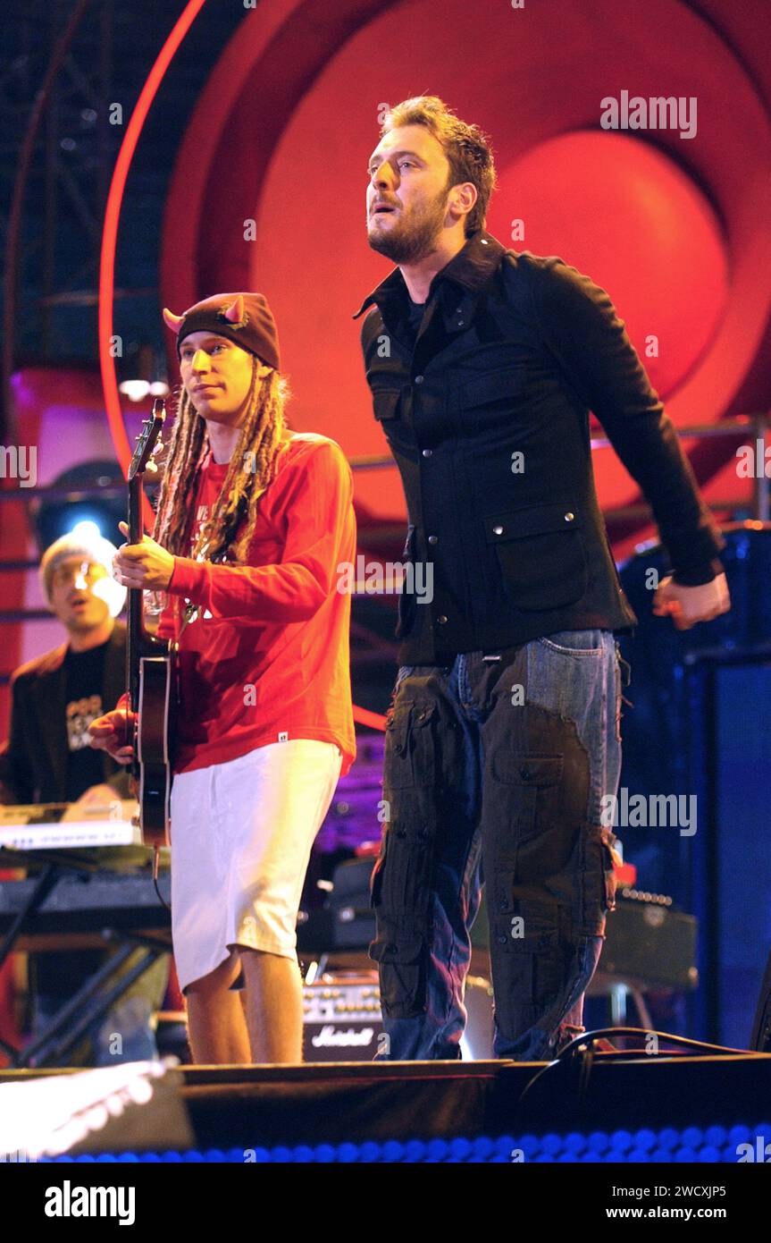 Cesare cremonini bassist hi-res stock photography and images - Alamy