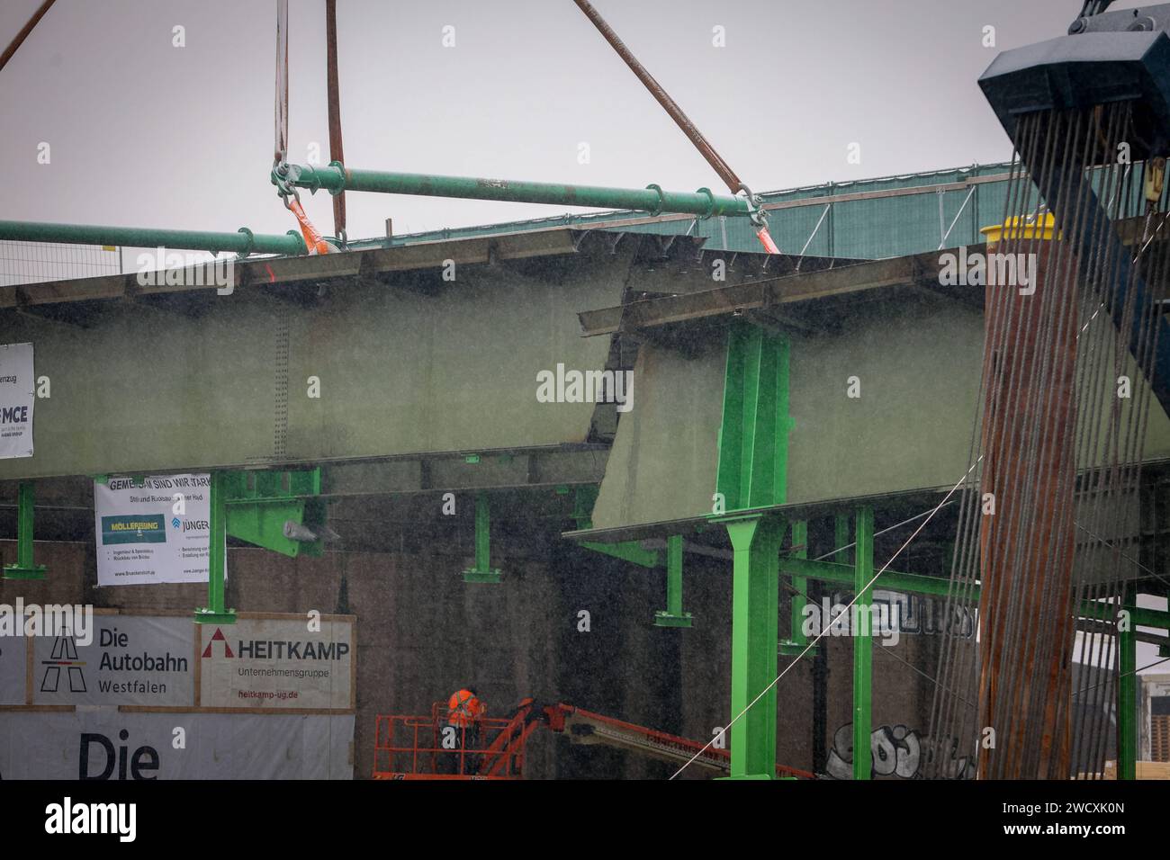 Zwei große Spezialkräne heben die 320 Tonnen schwere Brücke aus ihrer ...