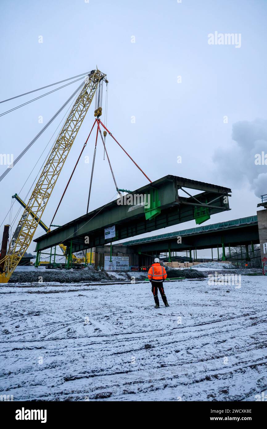 Zwei große Spezialkräne heben die 320 Tonnen schwere Brücke aus ihrer ...