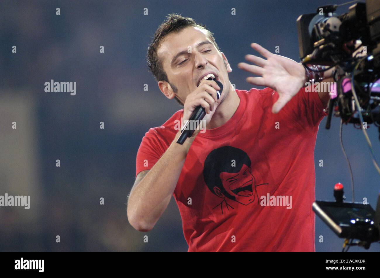 Cesare cremonini photographs 2002 hi-res stock photography and images ...