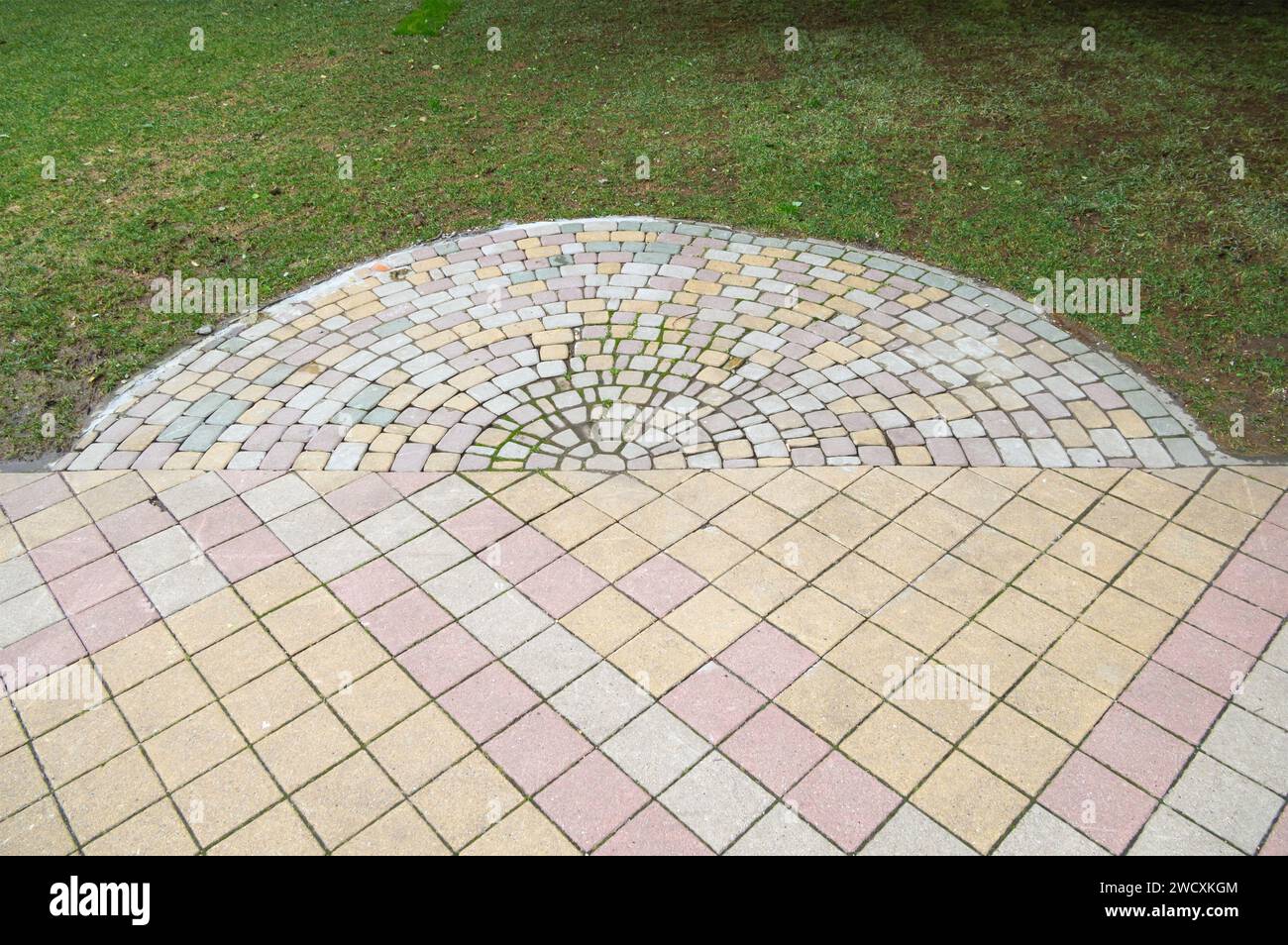 Making the edge of the sidewalk a semicircular ledge on the lawn Stock Photo - Alamy