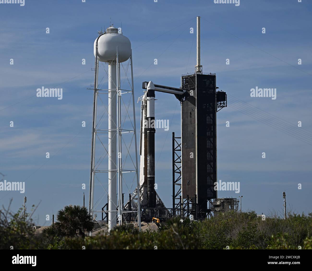 SpaceX prepares the Falcon 9 rocket and Crew Dragon spacecraft for ...