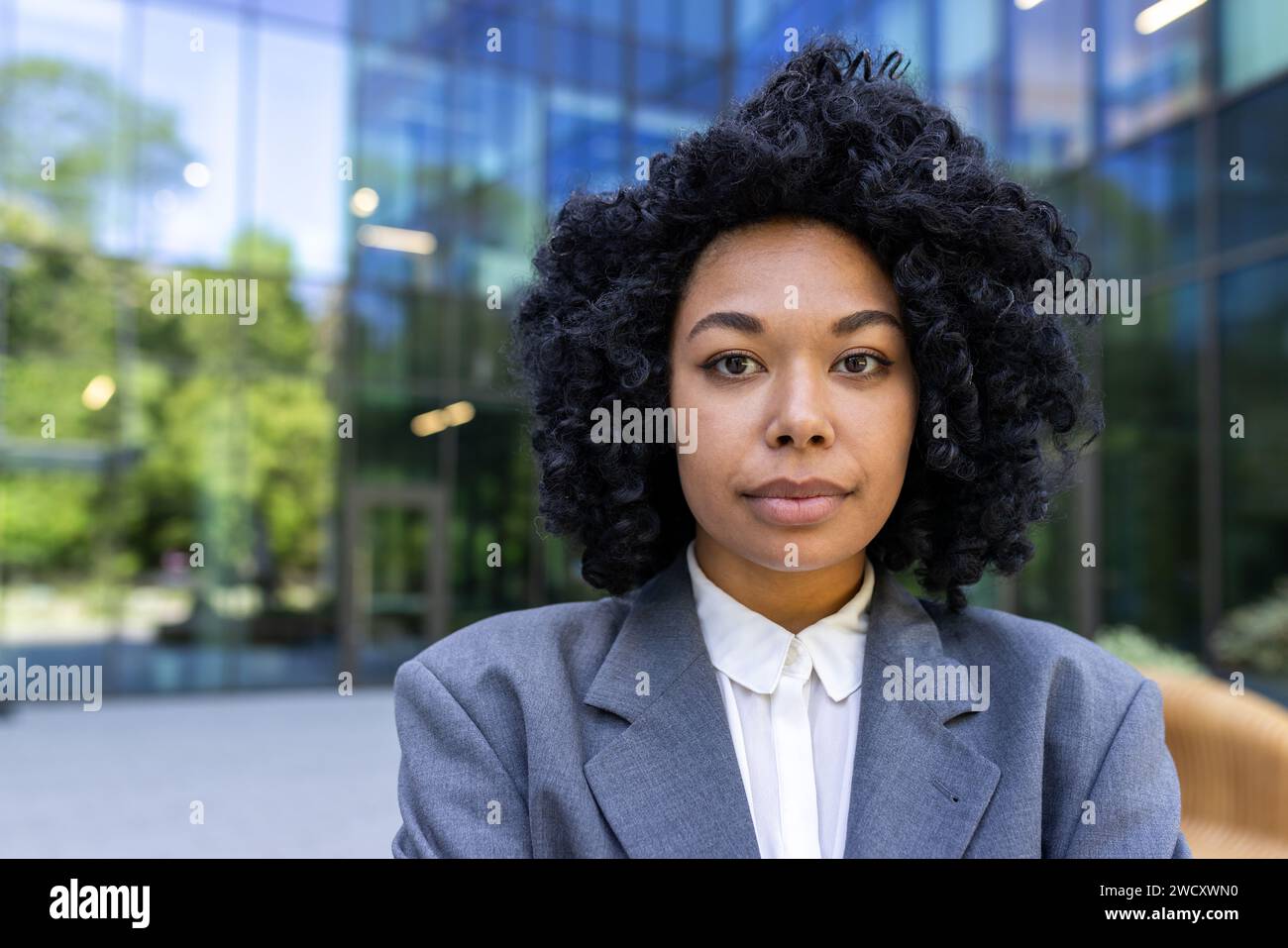 African woman interview outside hi-res stock photography and images - Alamy
