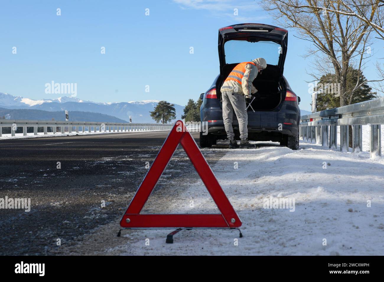Car safety triangle hi-res stock photography and images - Alamy