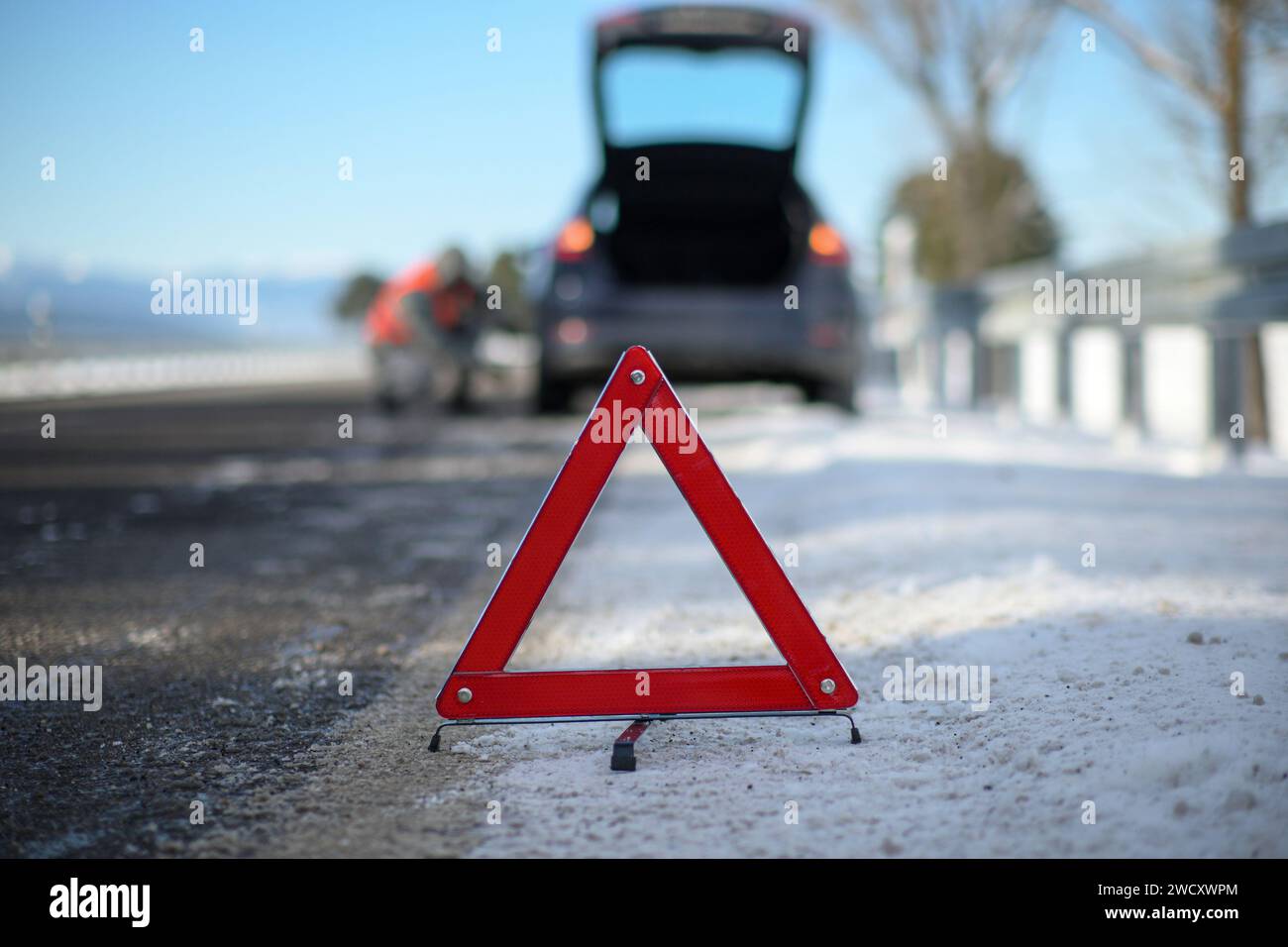 Car safety triangle hi-res stock photography and images - Alamy