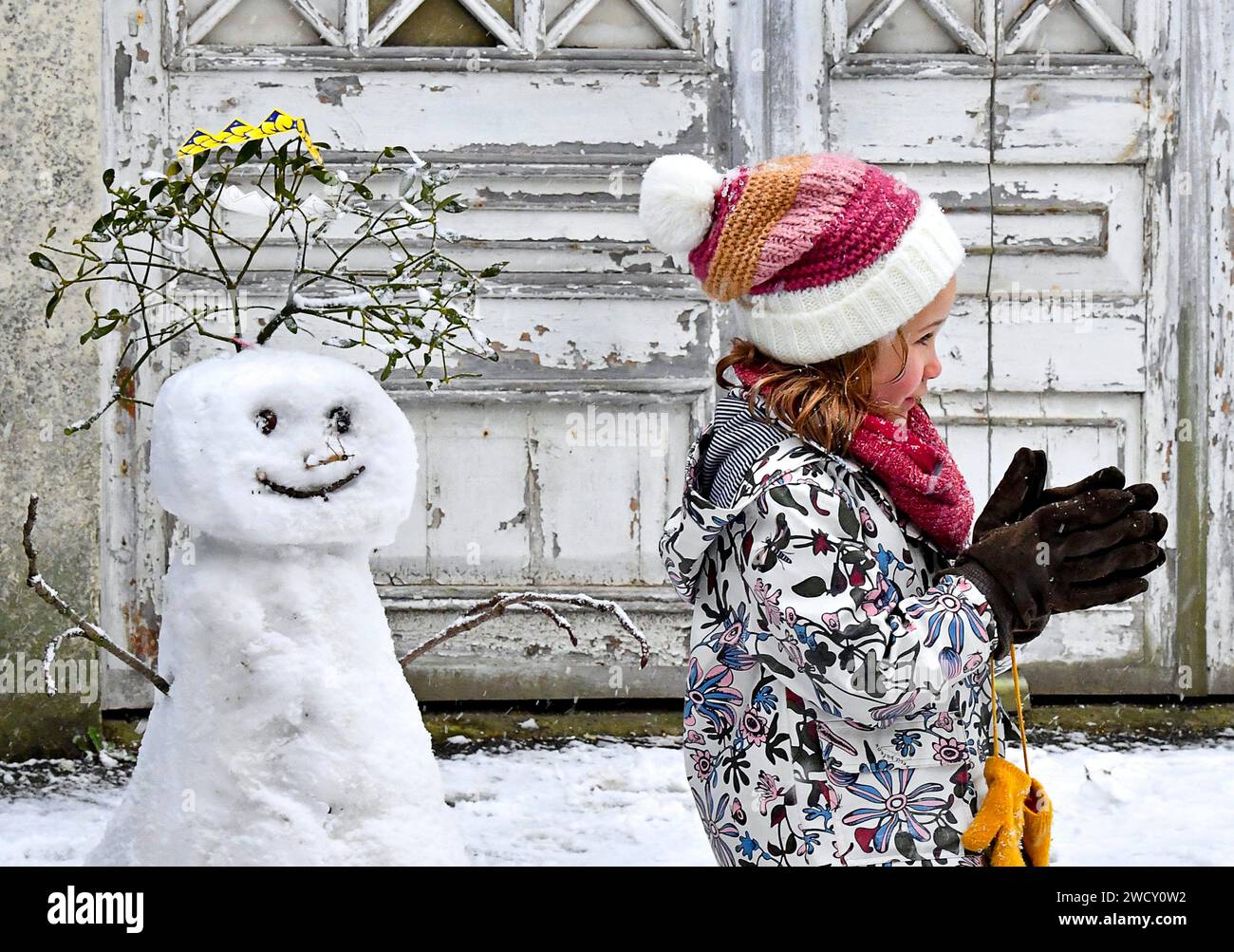 Regard de petite fille hi-res stock photography and images - Alamy