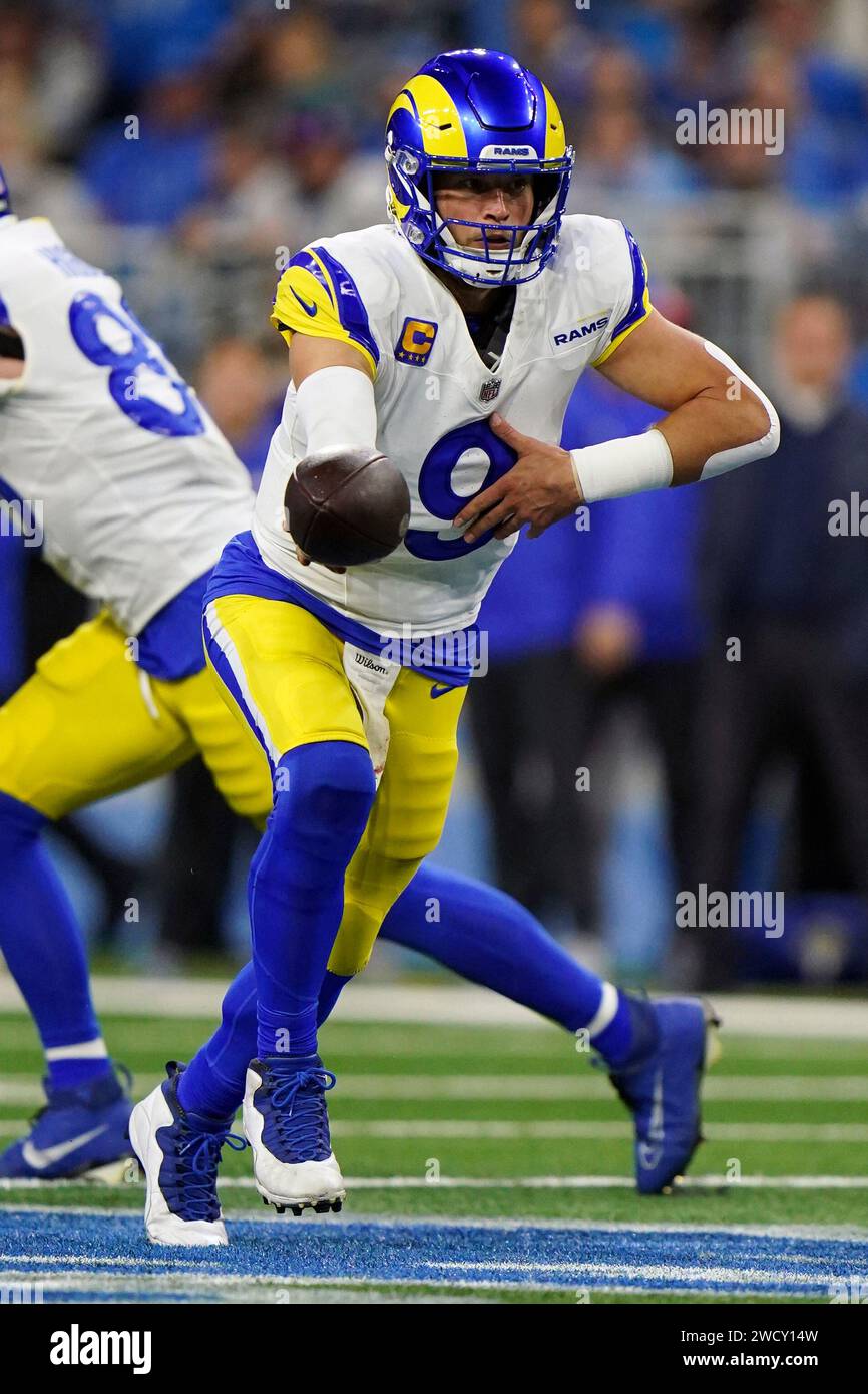 Los Angeles Rams quarterback Matthew Stafford (9) looks for the handoff ...