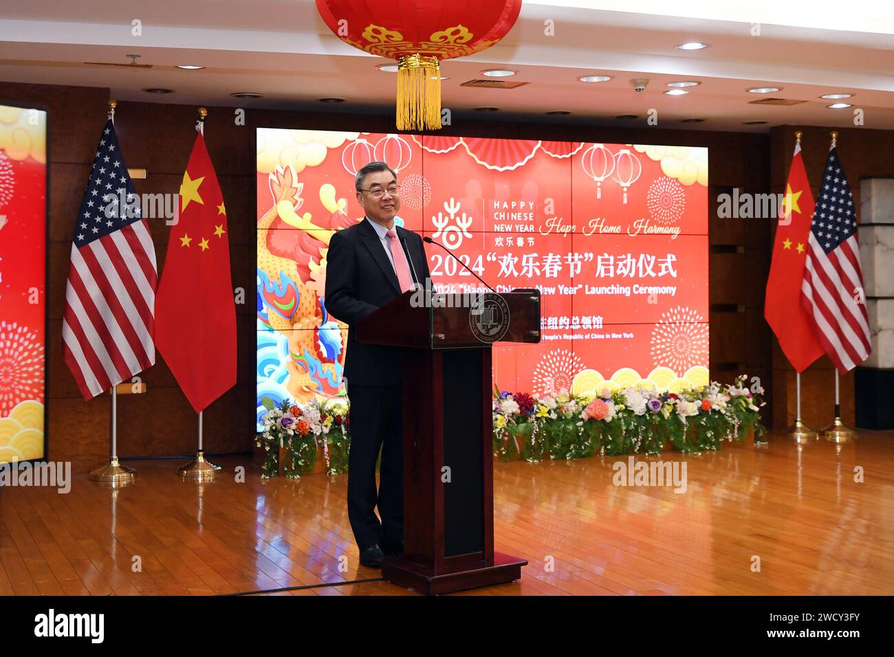 Chinese consul general in new york hi-res stock photography and images ...