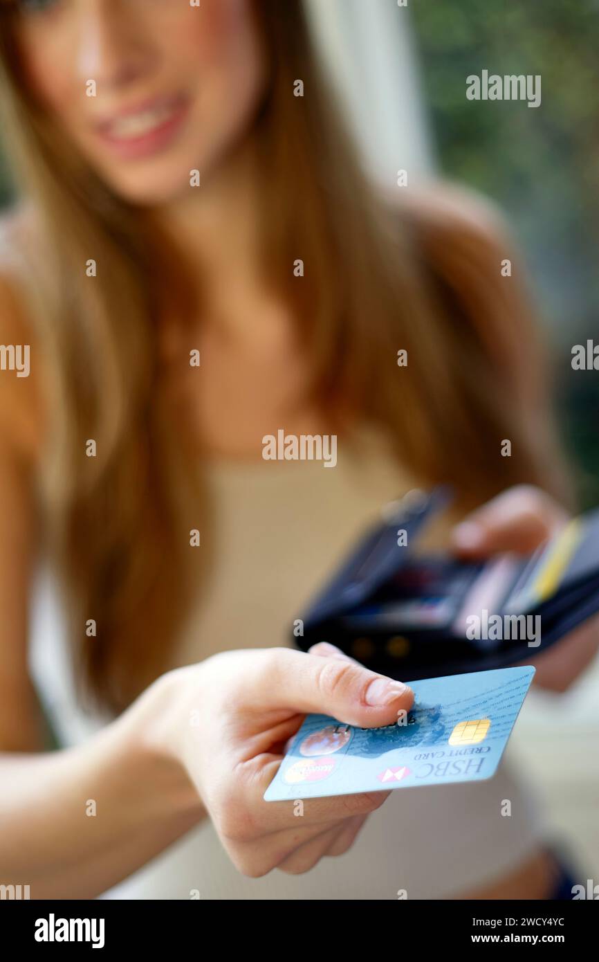 Woman paying by credit card Stock Photo - Alamy