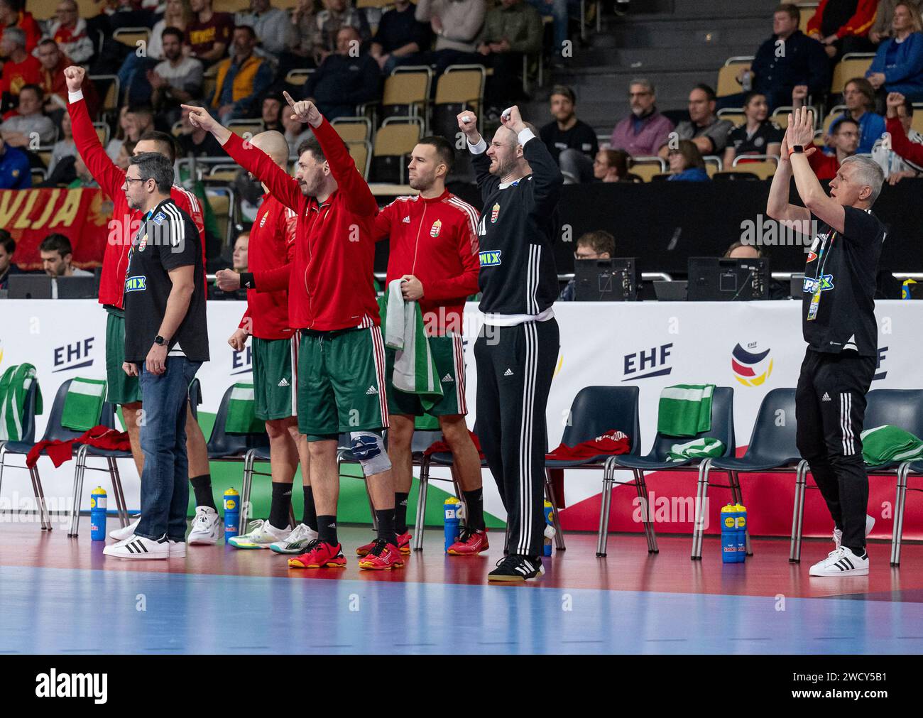 Muenchen, Deutschland. 16th Jan, 2024. Jubel auf der ungarischen Bank ...