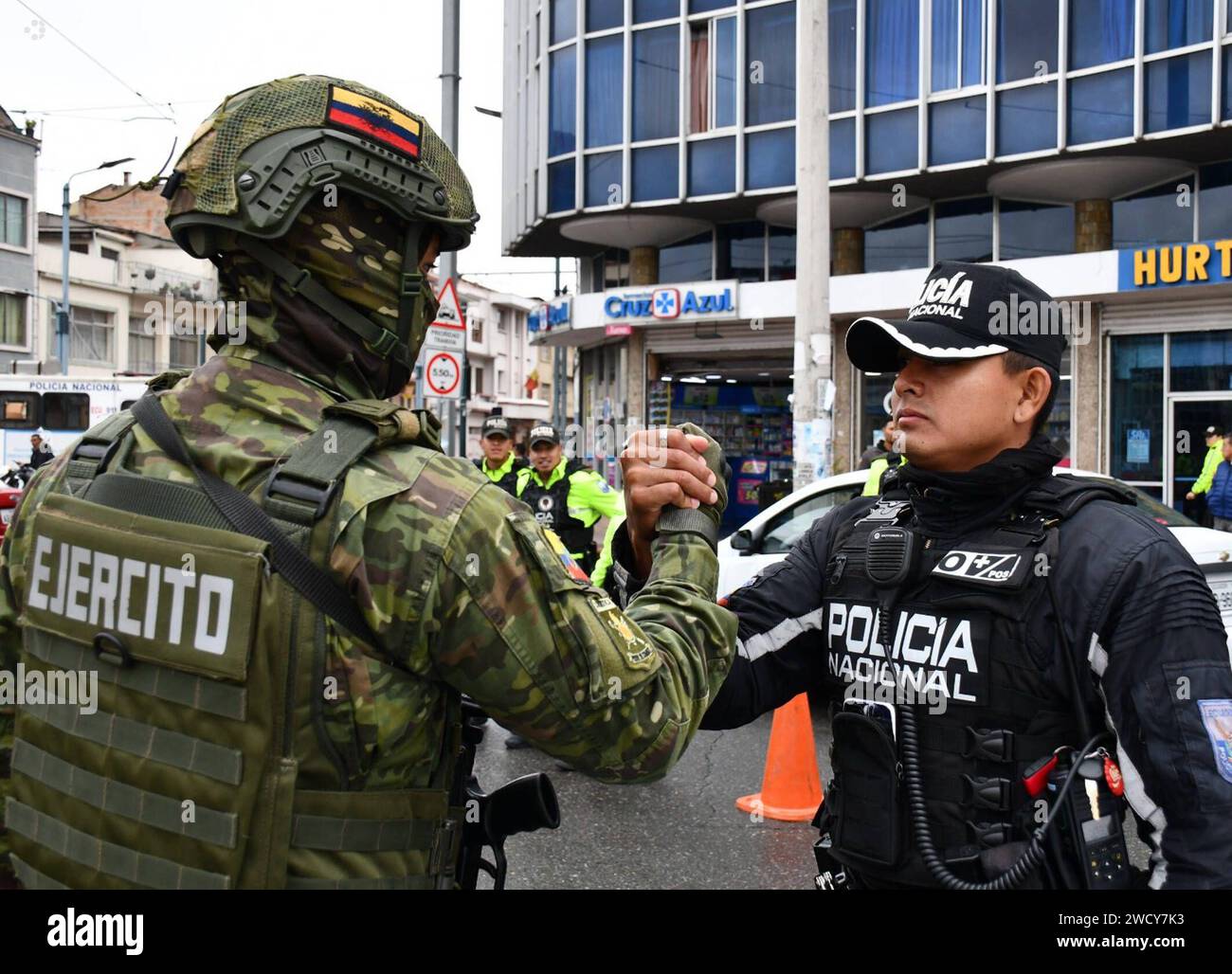 Operaciones de las fuerzas armadas hi-res stock photography and images ...