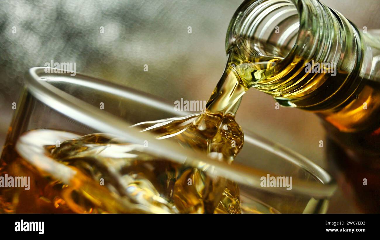 Pouring whiskey on rocks hi-res stock photography and images - Alamy