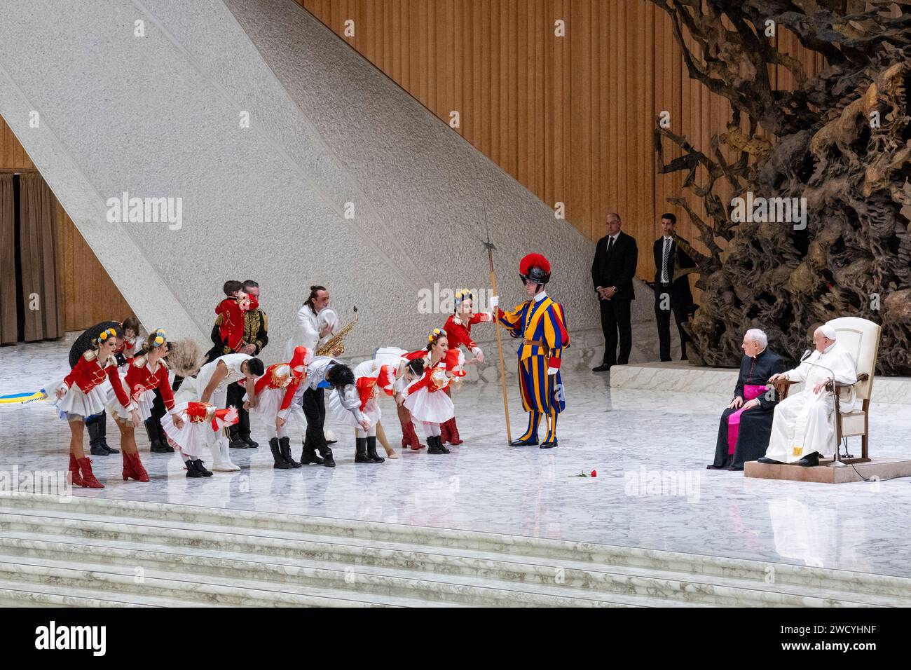 Circus people of Royal Circus and Circo Montico greet Pope Francis ...
