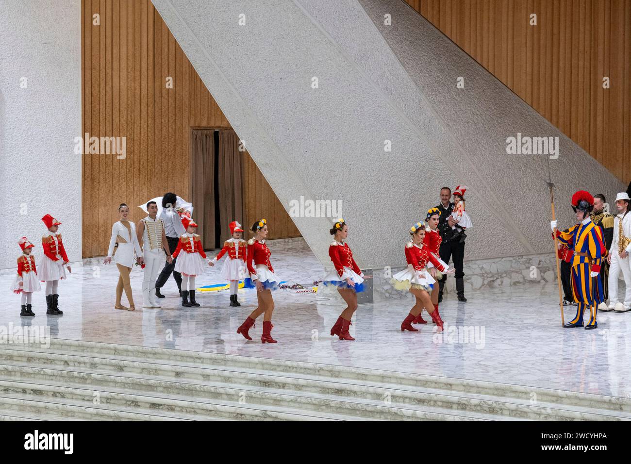 Circus people of Royal Circus and Circo Montico perform for Pope ...