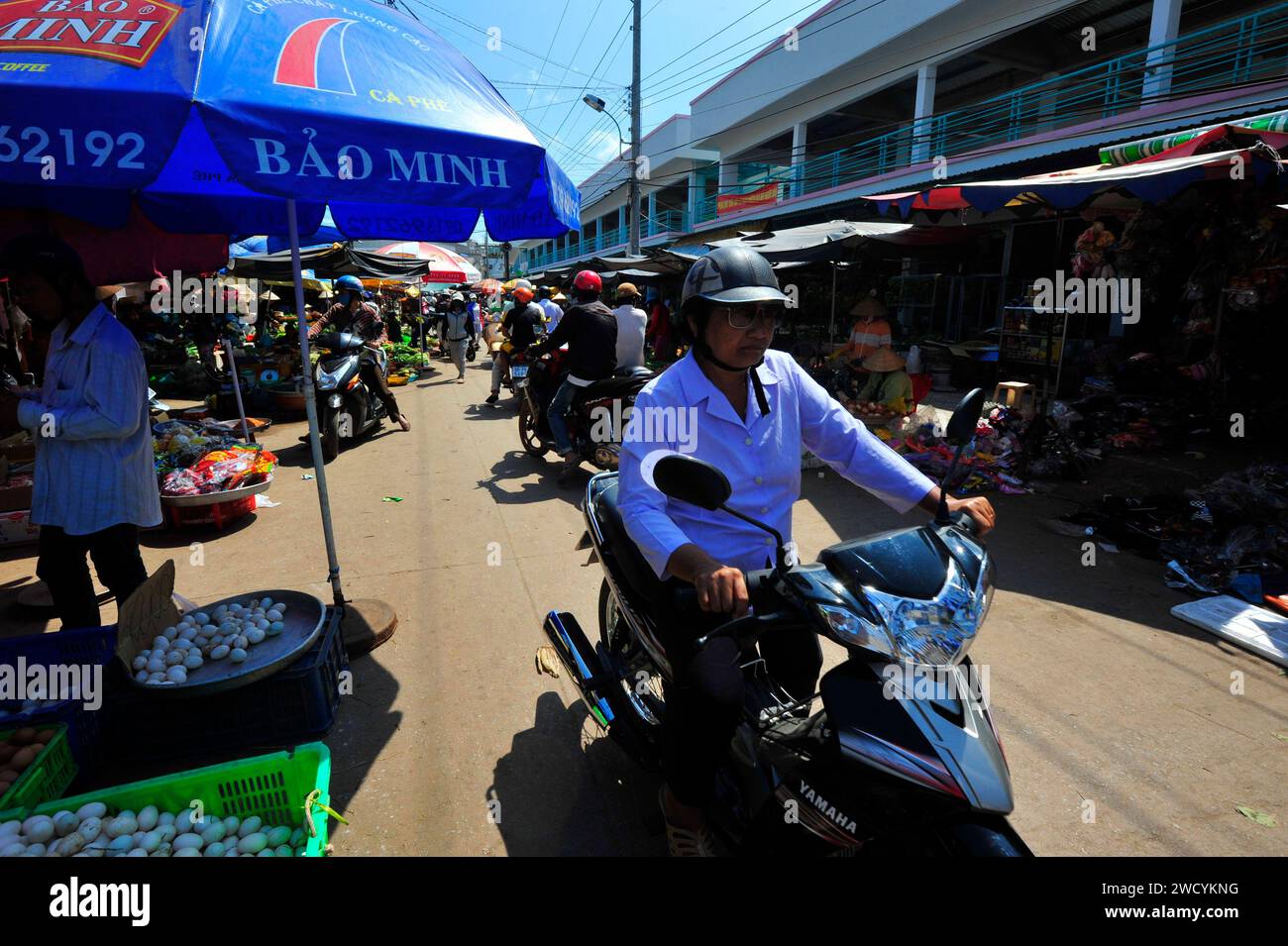 strong motorcycle an road traffic in vietnam motorcycle traffic in ...