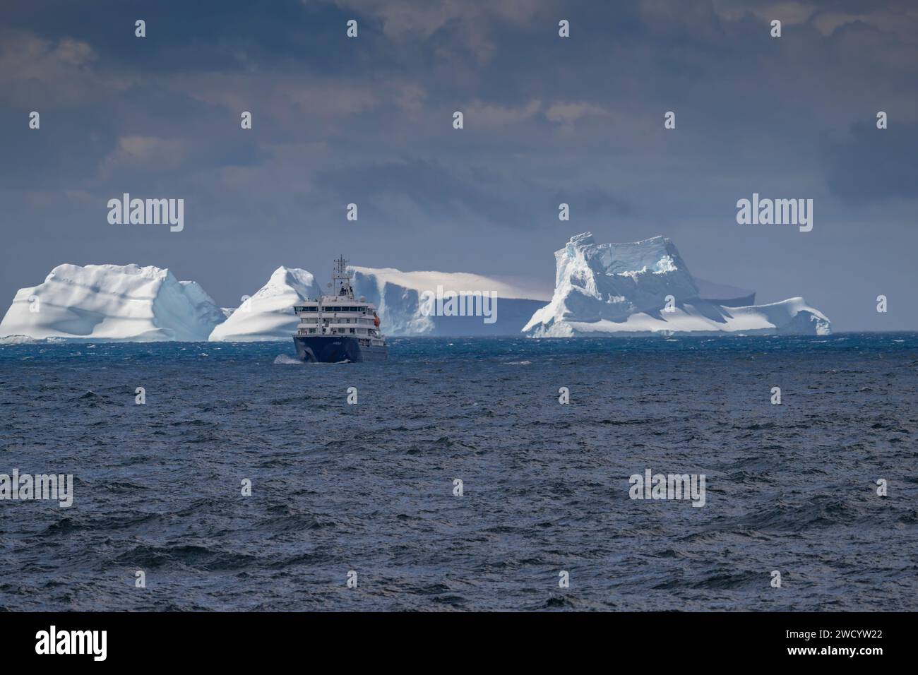 Ship breaking waves hi-res stock photography and images - Alamy