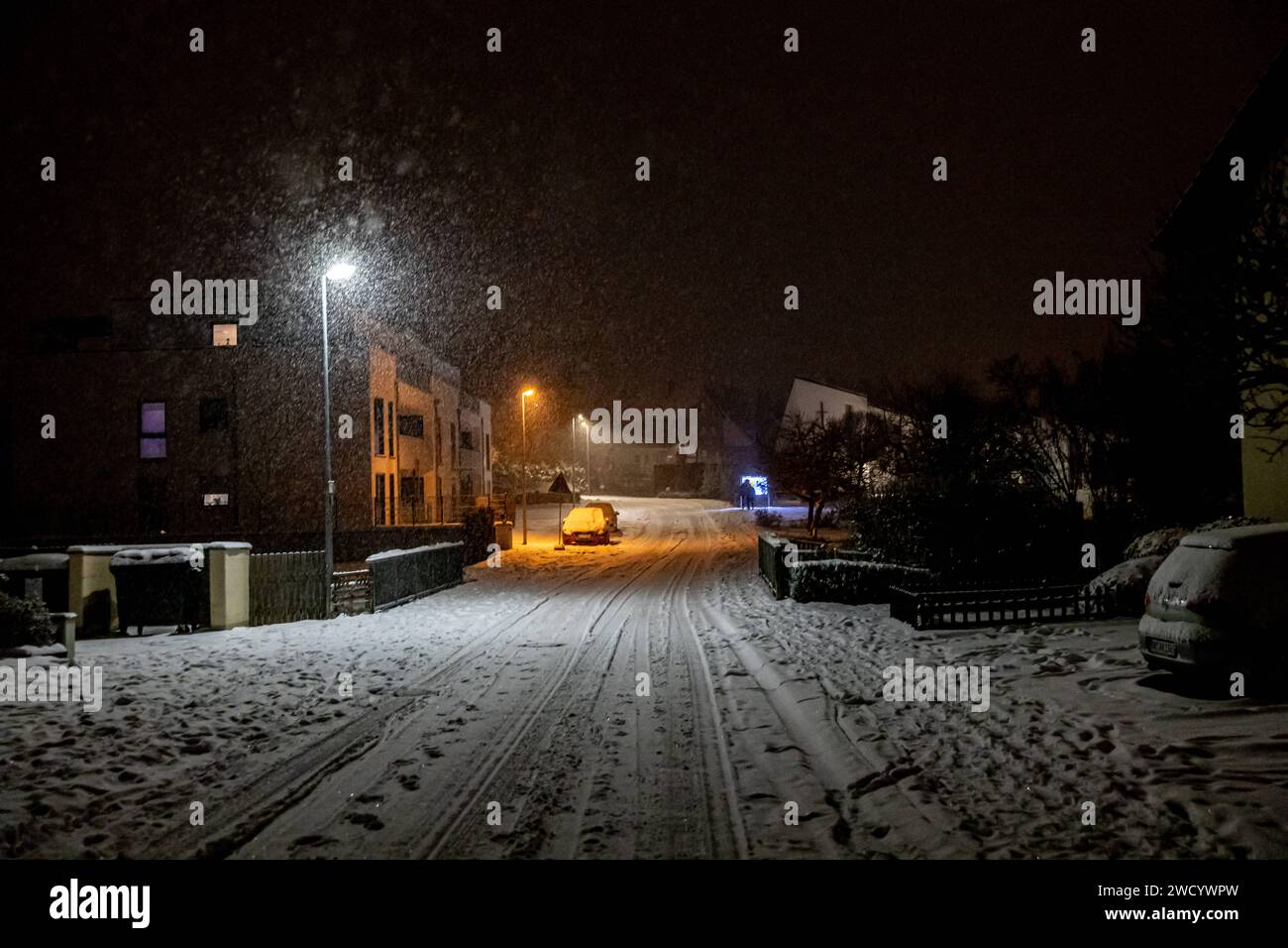 Tief Gertrud hat mit ergiebigem Schneefall das Rheinland erreicht. Die Winterdienste kommen wie ...