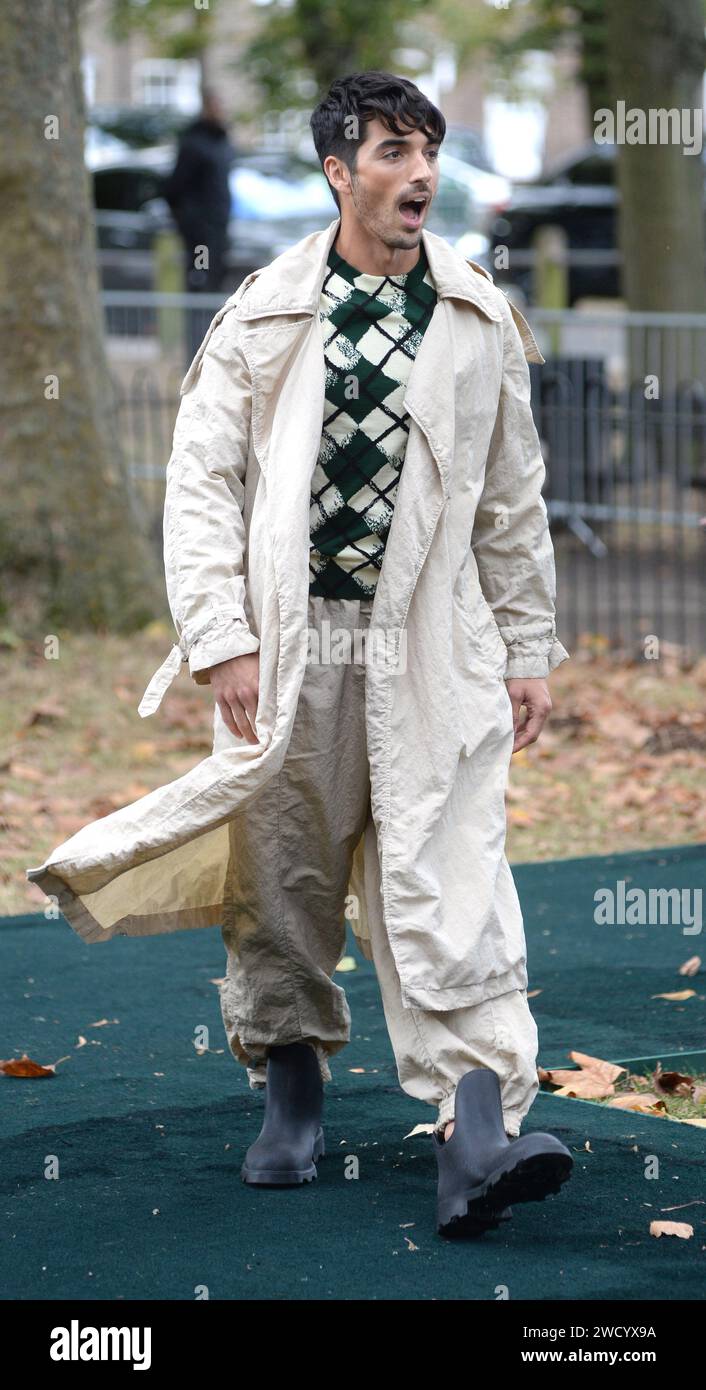 Beige burberry trench coat hi-res stock photography and images - Alamy