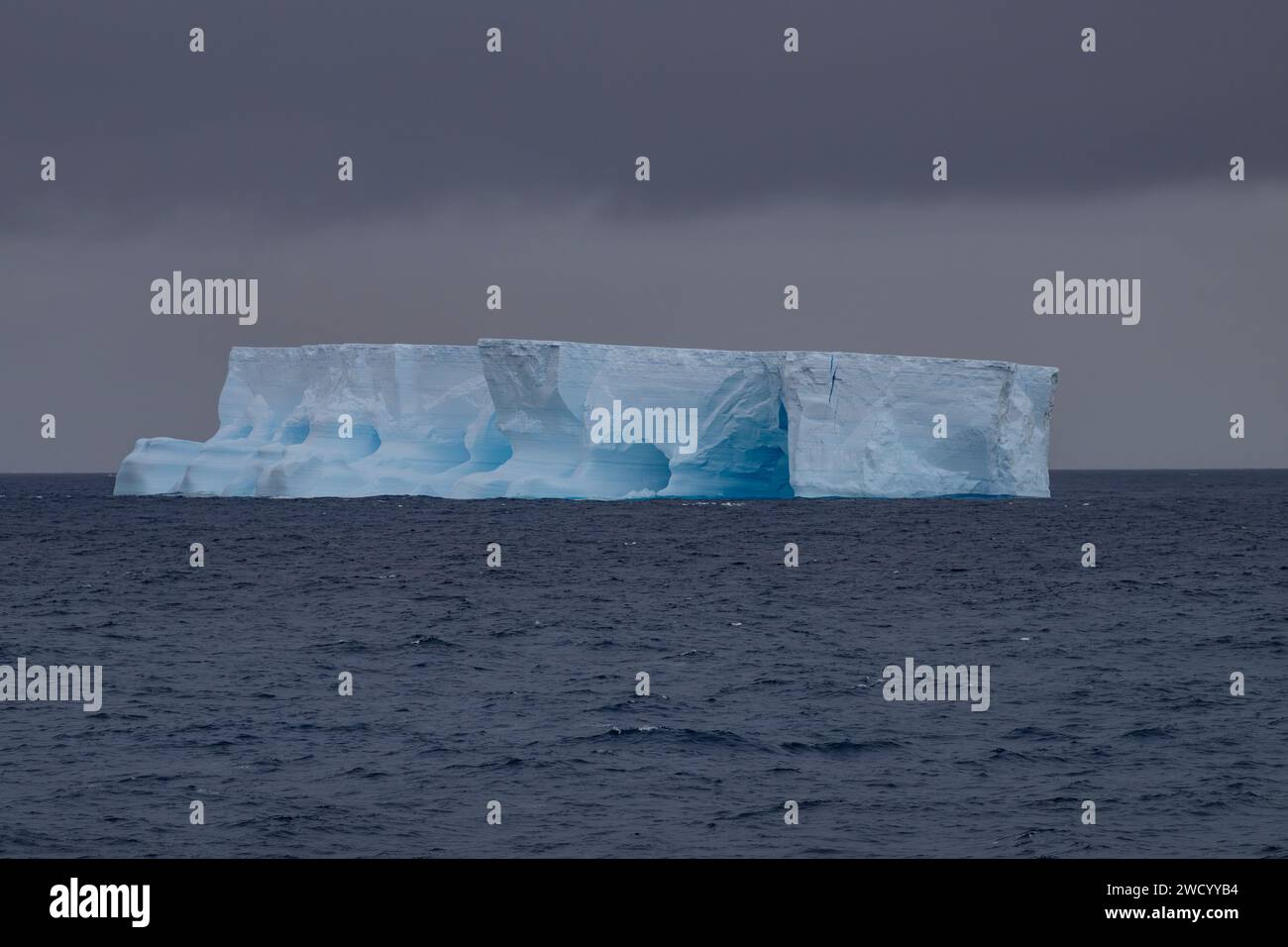 Tabular iceberg breaking hi-res stock photography and images - Alamy
