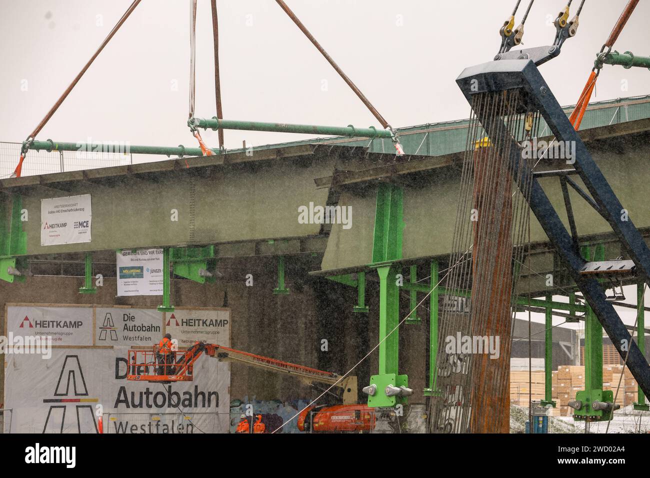Zwei große Spezialkräne heben die 320 Tonnen schwere Brücke aus ihrer ...