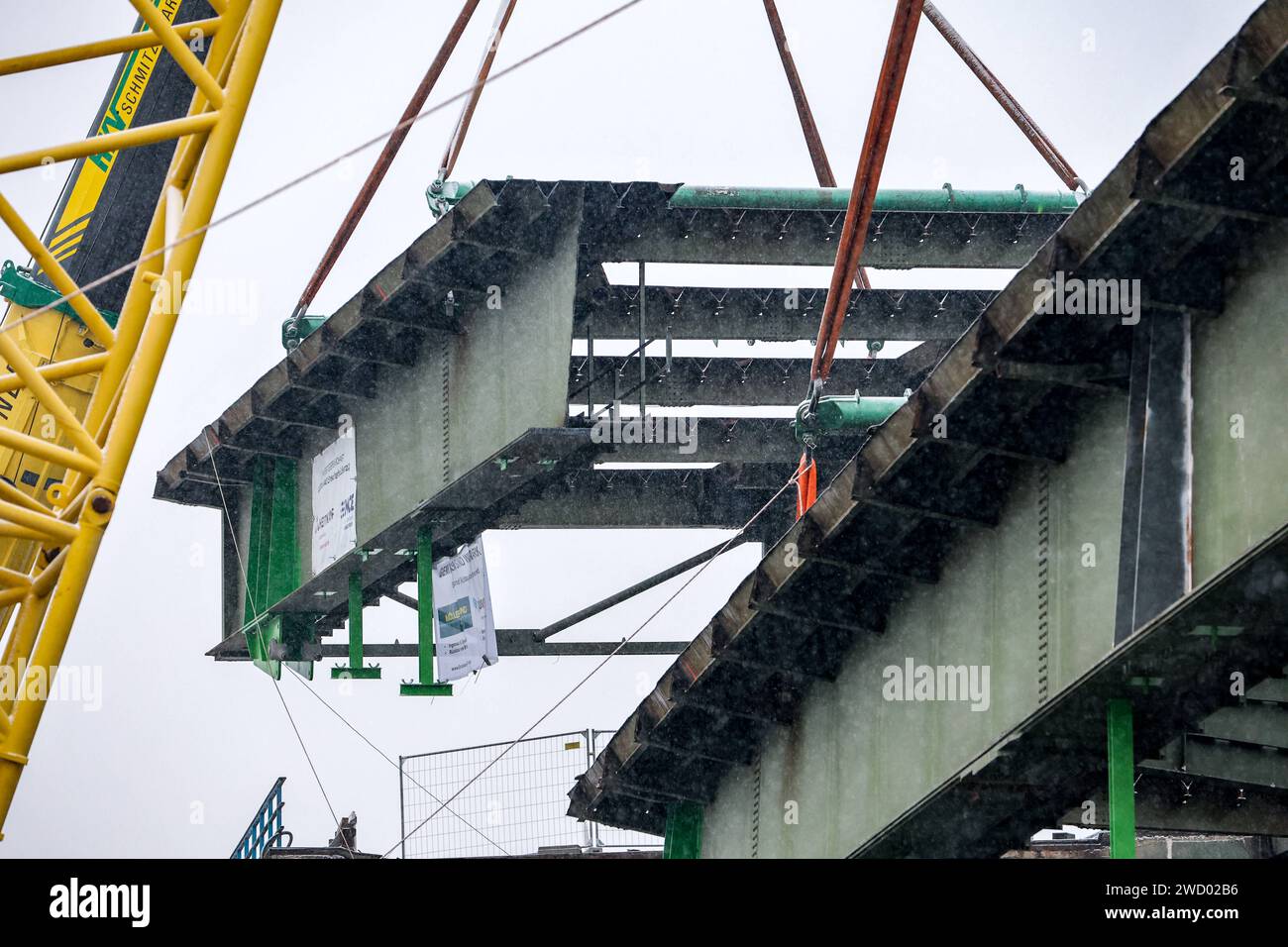 Zwei große Spezialkräne heben die 320 Tonnen schwere Brücke aus ihrer ...