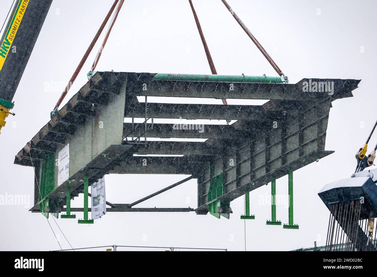 Zwei große Spezialkräne heben die 320 Tonnen schwere Brücke aus ihrer ...
