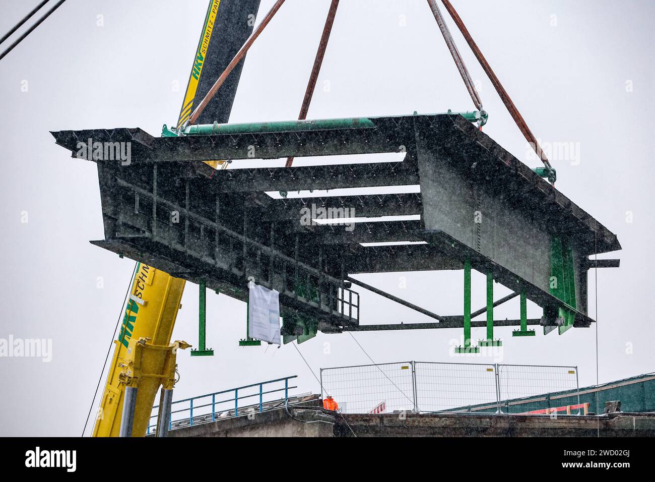 Zwei große Spezialkräne heben die 320 Tonnen schwere Brücke aus ihrer ...