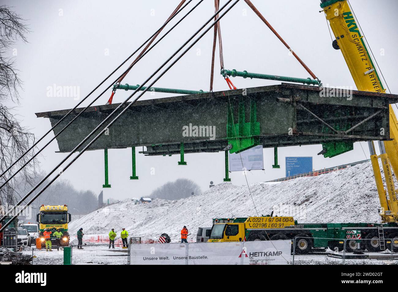 Zwei große Spezialkräne heben die 320 Tonnen schwere Brücke aus ihrer ...