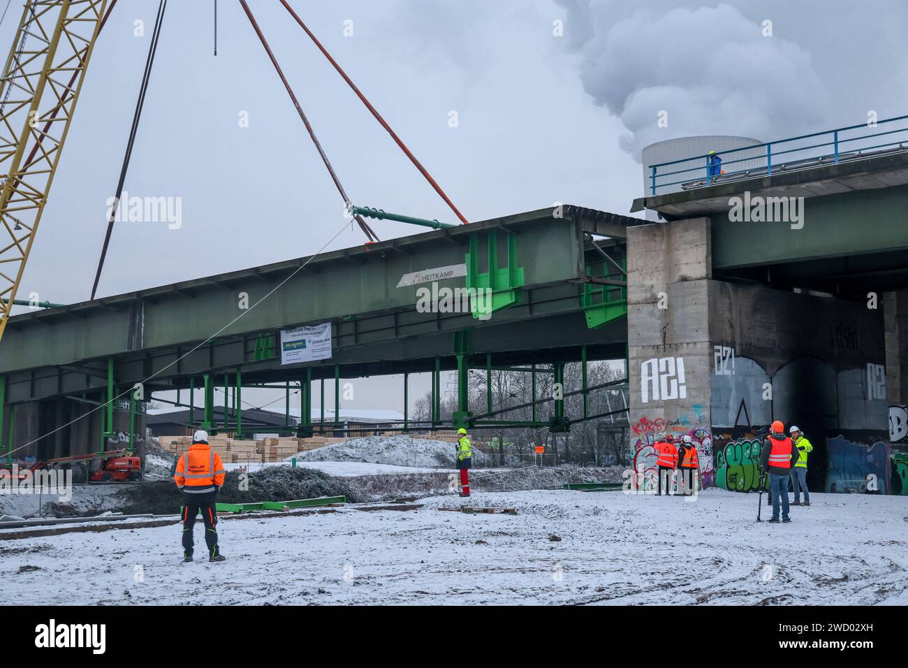 Zwei große Spezialkräne heben die 320 Tonnen schwere Brücke aus ihrer ...
