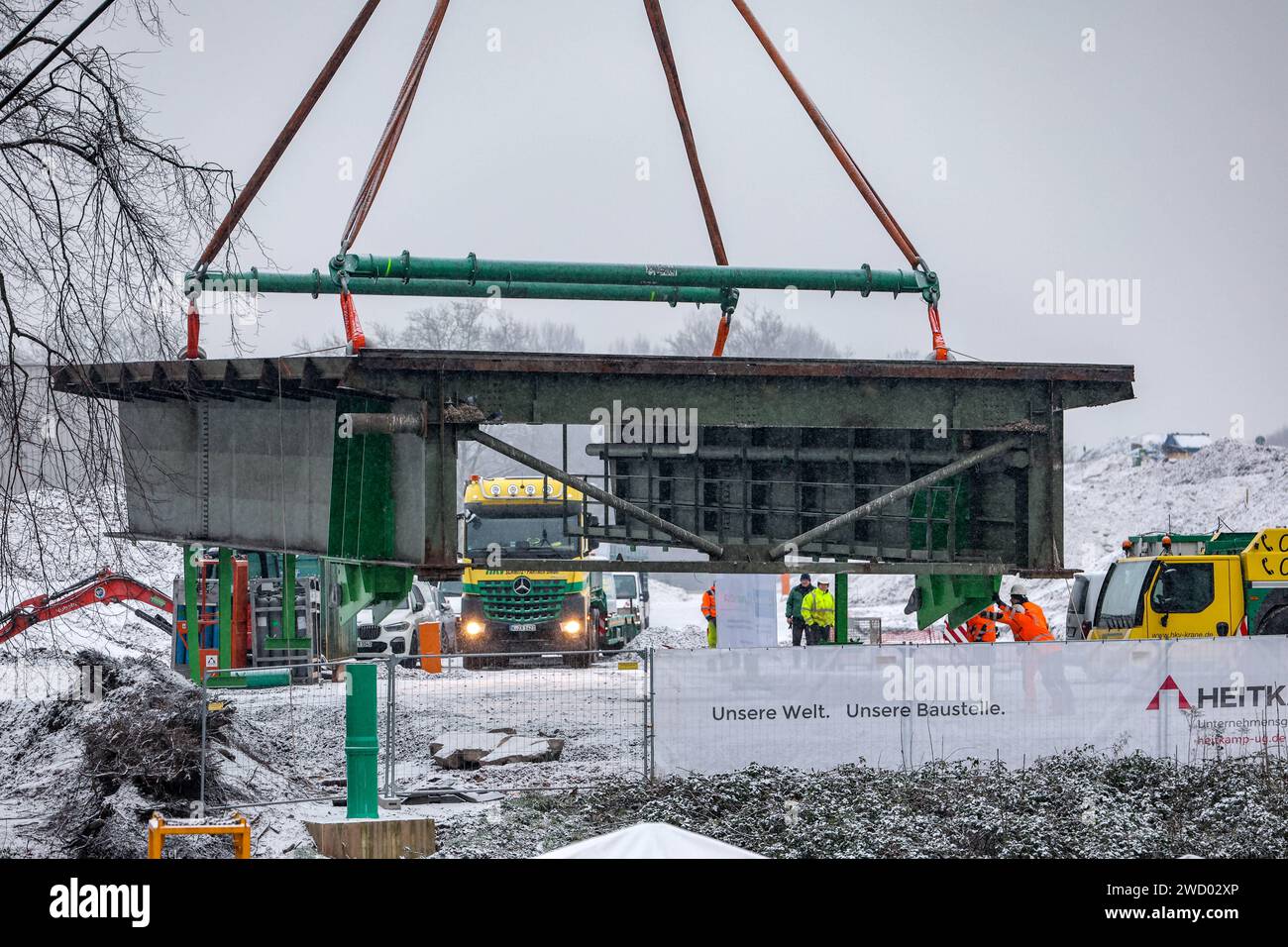 Zwei große Spezialkräne heben die 320 Tonnen schwere Brücke aus ihrer ...