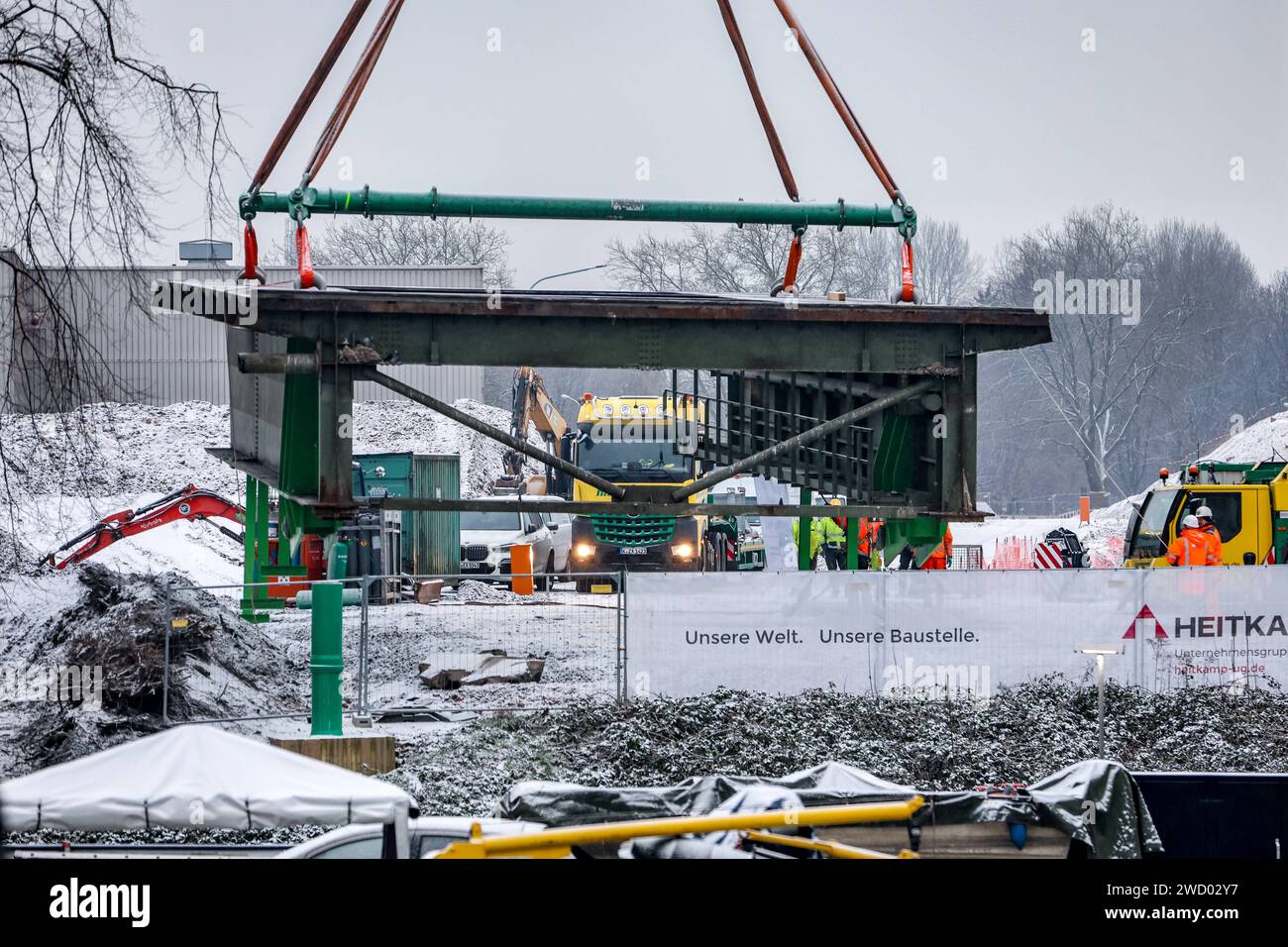 Zwei große Spezialkräne heben die 320 Tonnen schwere Brücke aus ihrer ...