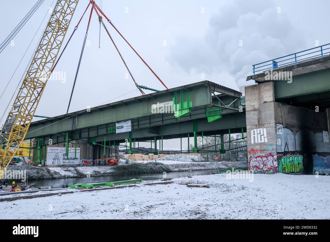 Zwei große Spezialkräne heben die 320 Tonnen schwere Brücke aus ihrer ...