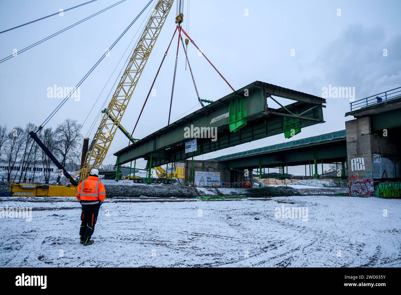 Zwei große Spezialkräne heben die 320 Tonnen schwere Brücke aus ihrer ...