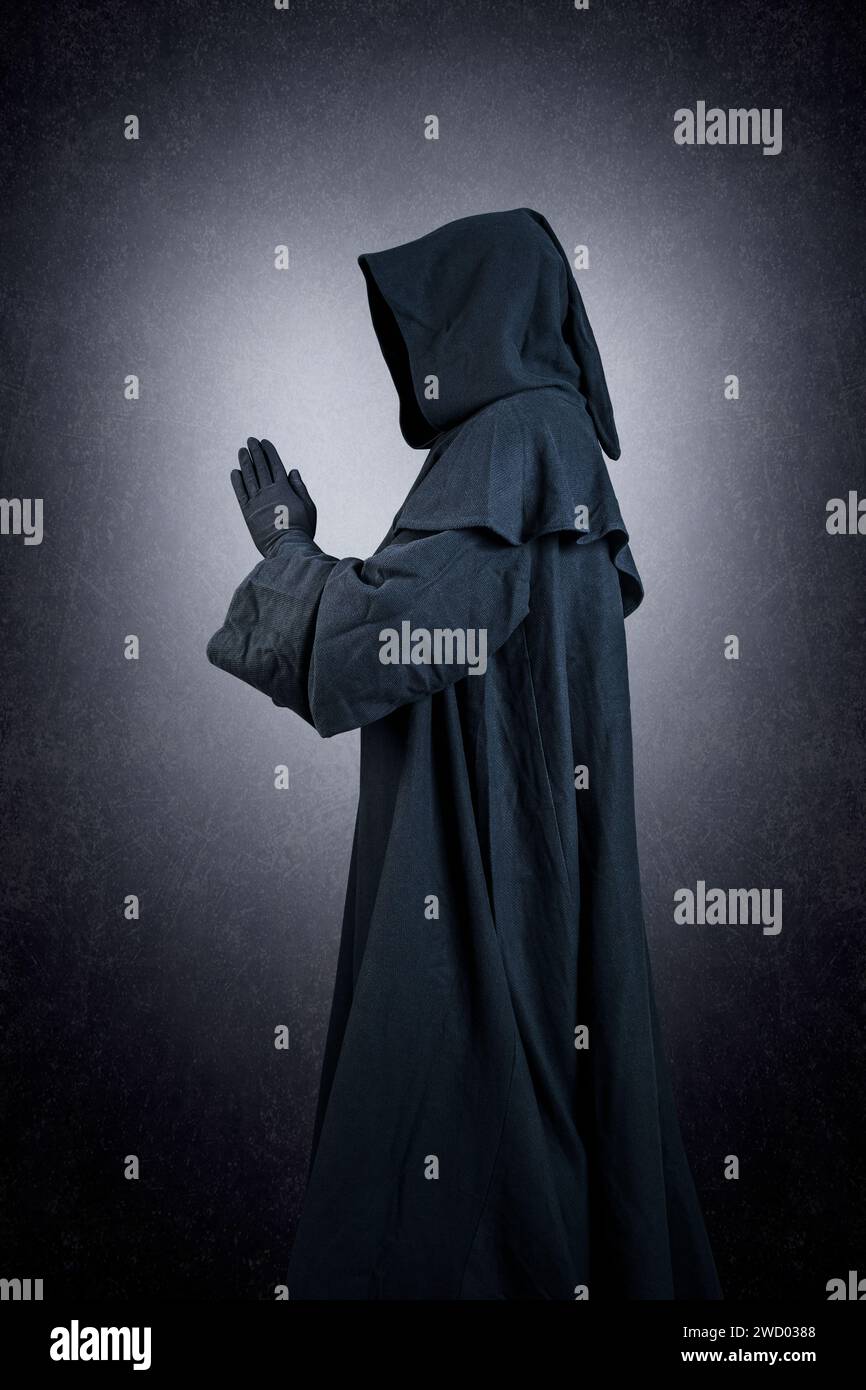 Medieval monk in hooded cloak praying in the dark Stock Photo - Alamy Medieval monk in hooded cloak praying in the dark Stock Photo - Alamy