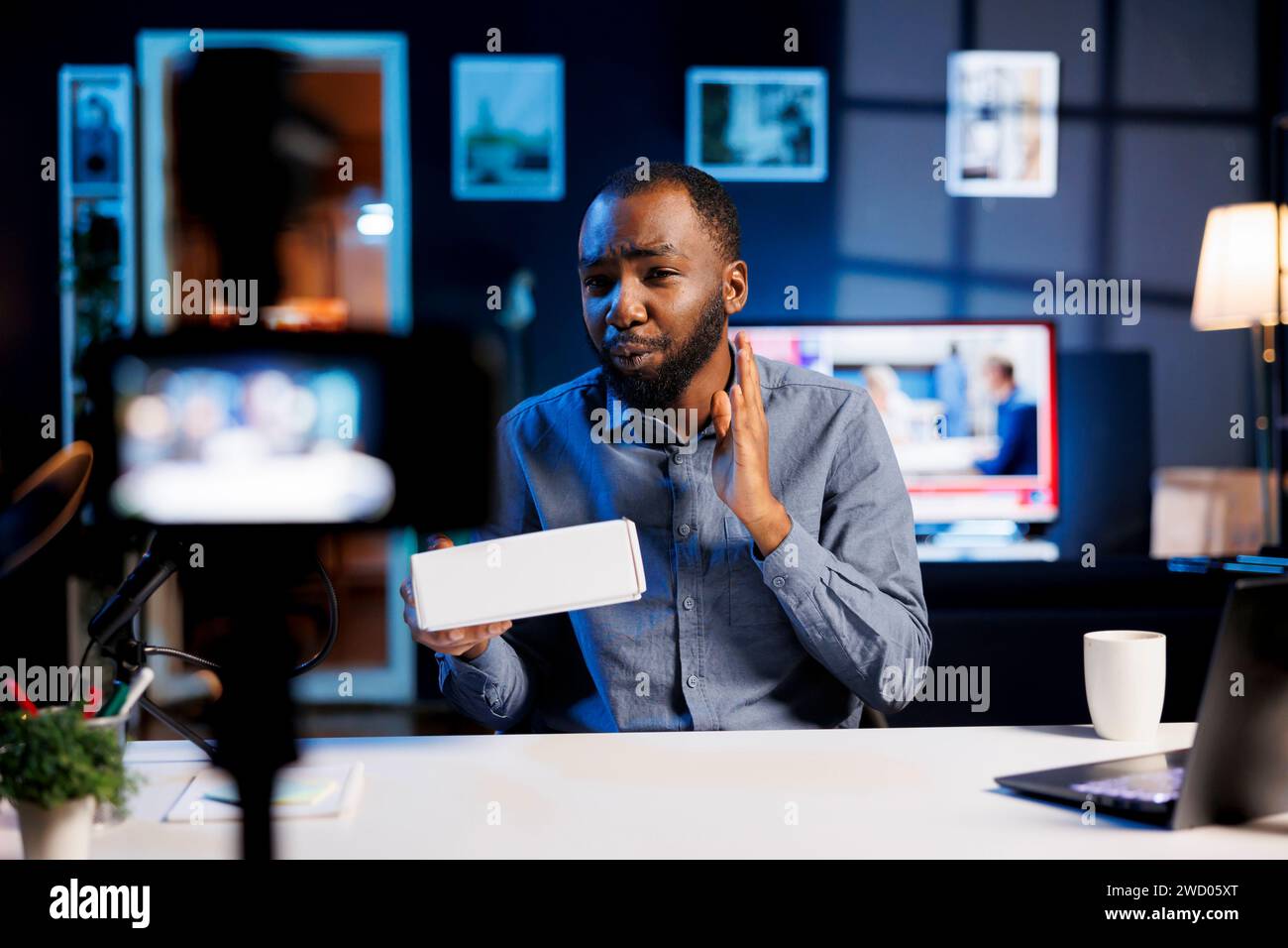 Content creator filming sponsored video hi-res stock photography and images - Alamy
